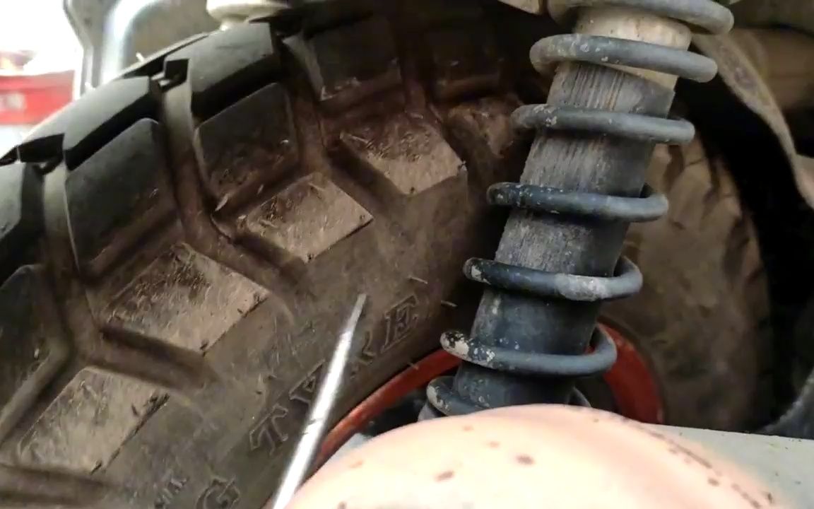 绿源电动车后轮频繁坏真空嘴,师傅诊断漏油造成,是这个原因吗?