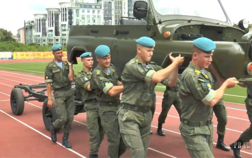 VDV卖艺丨点击就看男大生扛车跑路