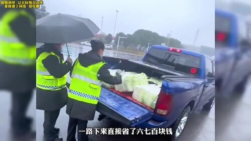 皮卡车上高速这样操作走绿通竟然可以免费