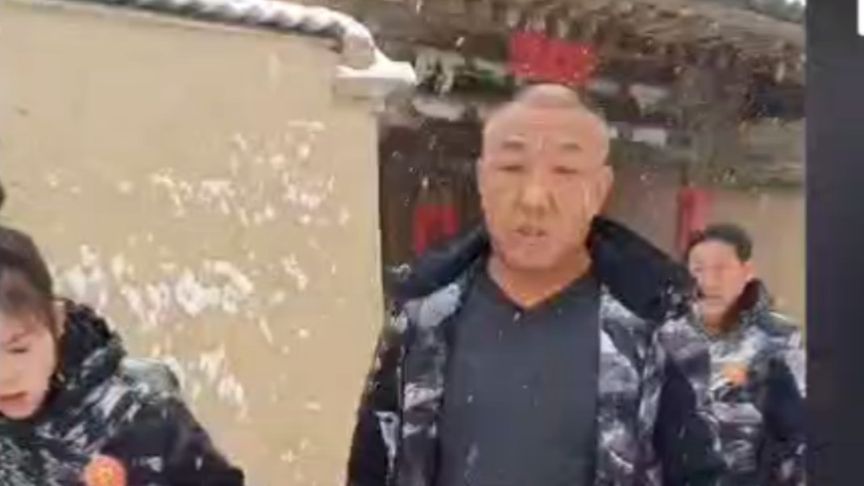 关爱贫困户,冒雪十村行。