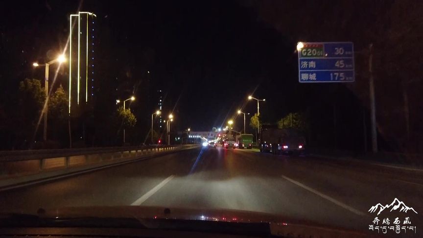 济南经十路号称城市交通大动脉 夜晚走起来感觉什么样子