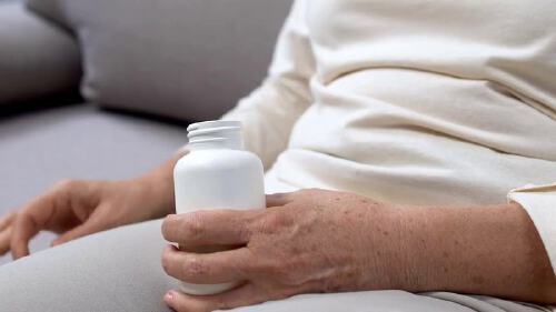 老人总感冒皮肤痒腿软?维生素C的惊人功效,医生都推荐!