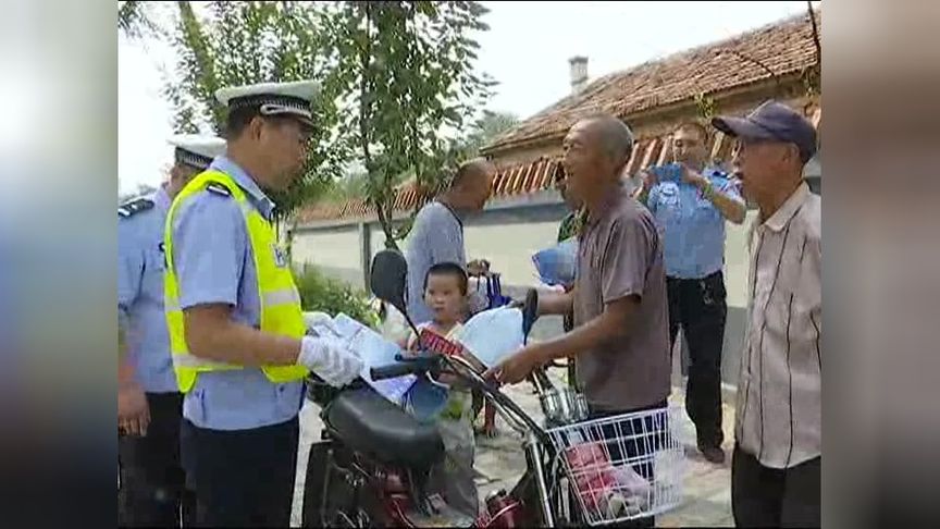 赤峰市红山交警深入村镇宣传交通法