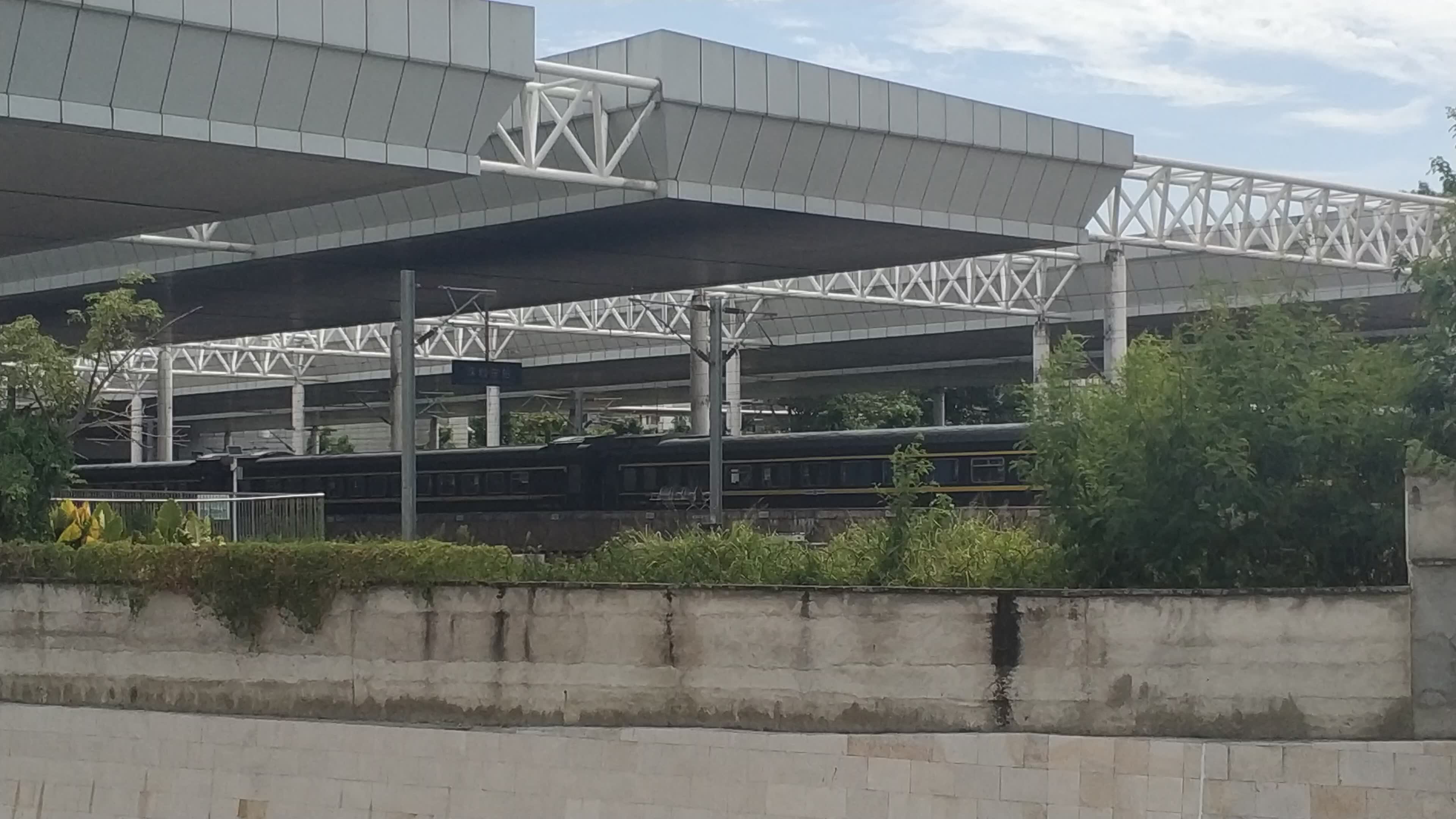 【广深线·深圳东站】,T8370次列车从深圳东站开出。