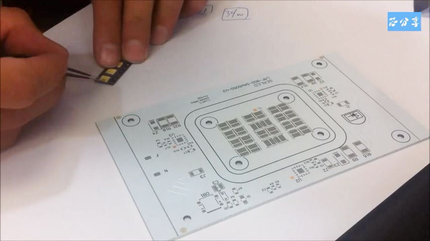 国外电子达人手工组装和焊接LED照明灯板
