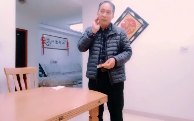 张哥腿上好象生了皮肤病,去药房买药,看买了什么药膏回来擦