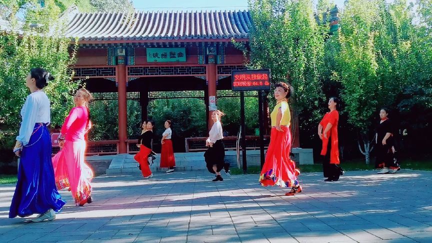 请欣赏,乐羽舞蹈队,在练习洗衣服,希望大家喜欢。