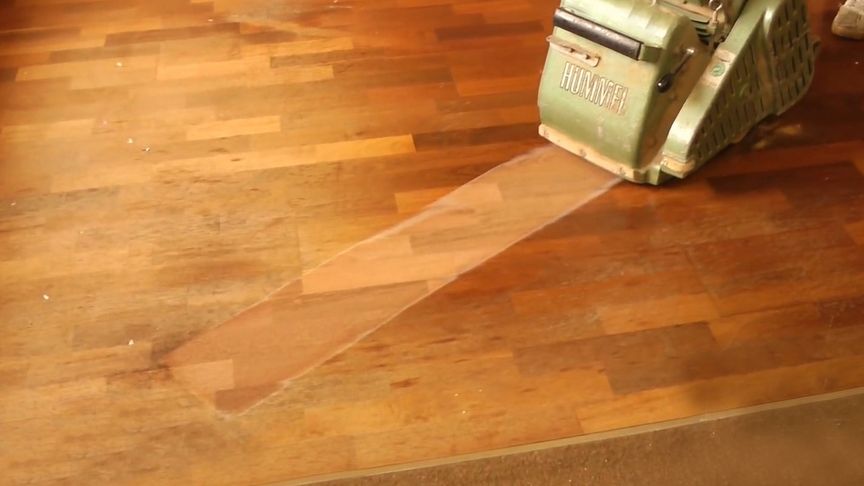 十几年前铺的木地板,小伙自己动手修复,完工后看起来真舒服