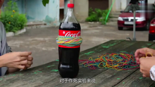 好奇老外有趣实验,将绑满皮筋的鞭炮点燃,爆炸瞬间太意外!