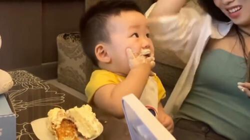 小朋友懂什么,只知道害怕的时候找个安全的地方