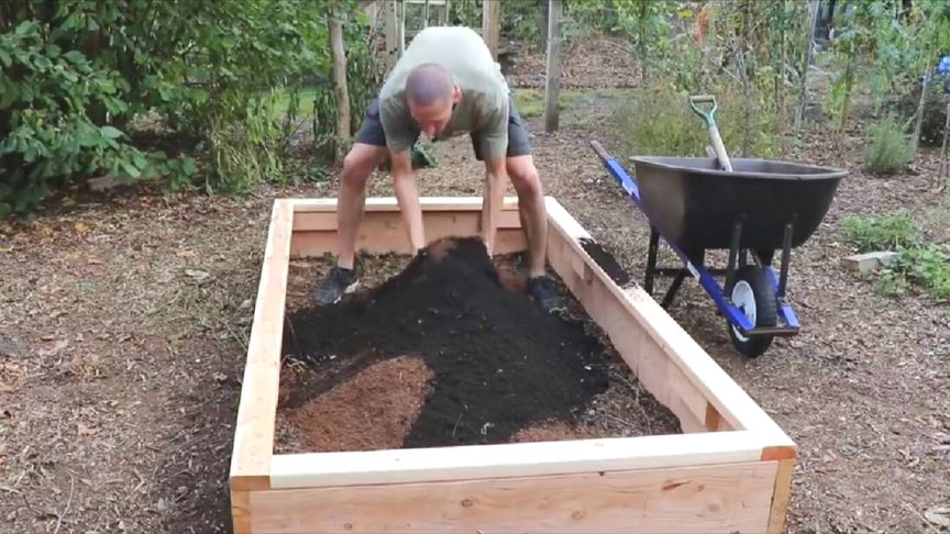 搭配塑料大棚的种植箱,几块木板非常简单的组装起来,种菜很方便