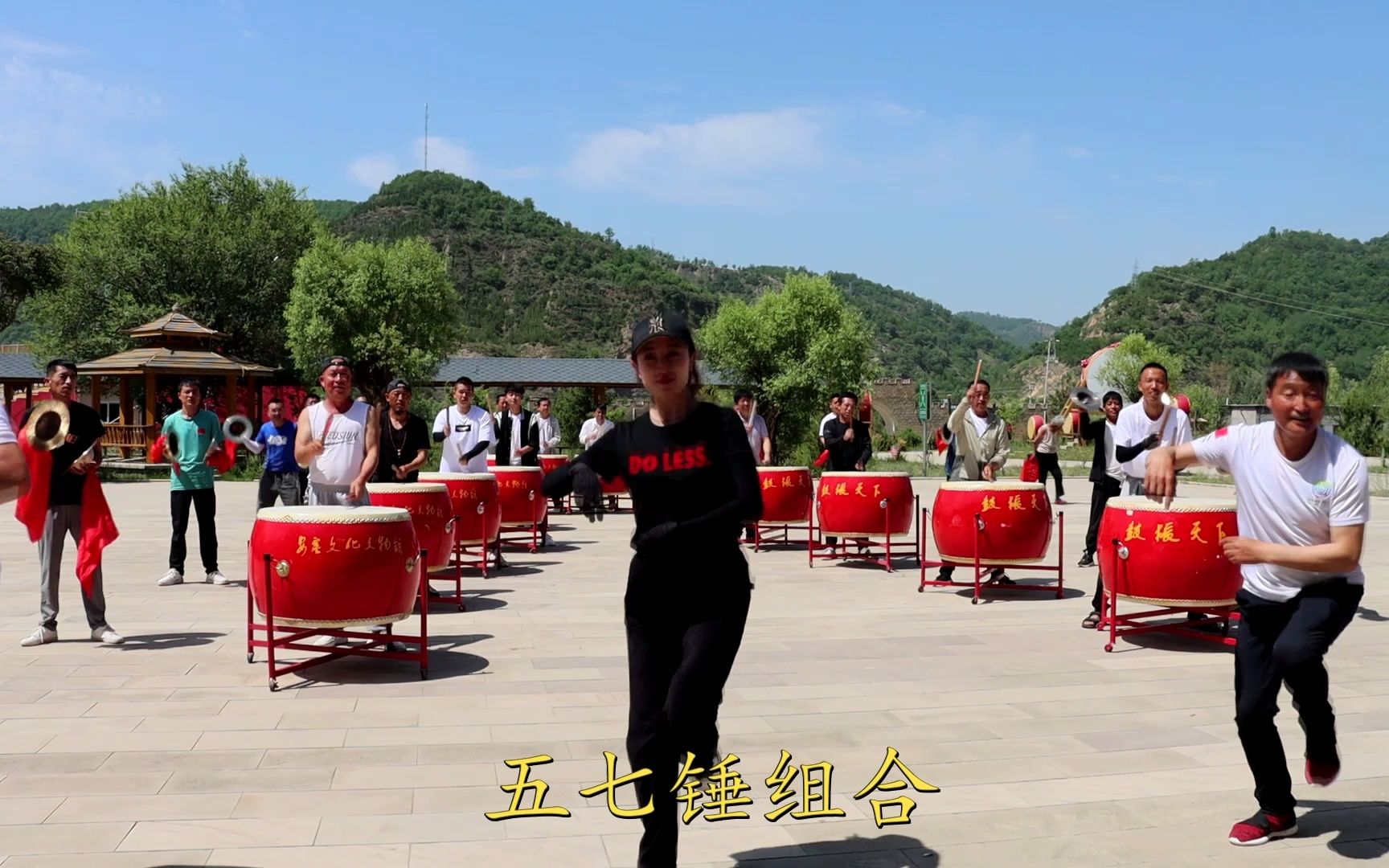 今天都是高手,示范安塞腰鼓动作,同时大鼓大镲一起来