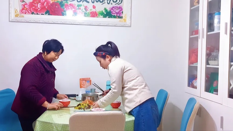 周三午餐蒜苔炒肉凉拌粉条,到学校得知孩子班上已经被隔离消毒