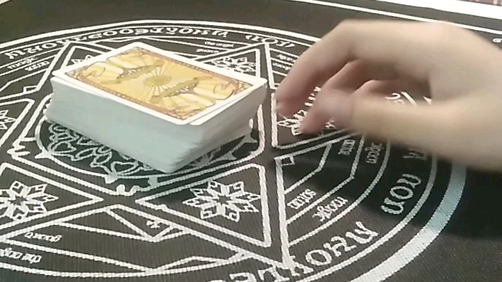 [塔罗牌洗牌抽牌全过程]