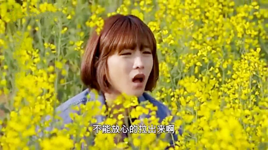 美女拉肚子憋不住跑菜地解决,为了放心拉出来,竟然边唱歌边拉