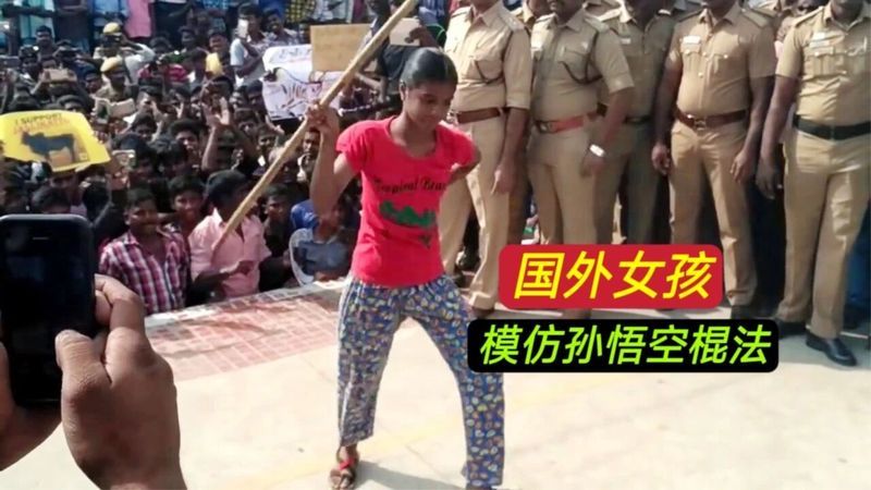国外女孩看《西游记》模仿孙悟空,现场表演观众起哄,练完后沉默了