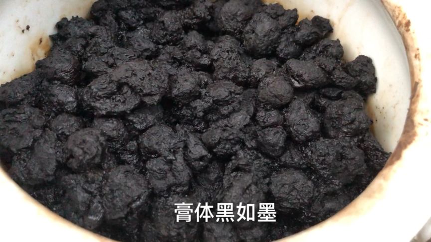 龙眼肉和西洋参蒸40个小时后,膏体黑如墨,大补气血,力胜参芪