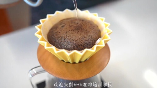 手冲咖啡到底要不要打湿滤纸?从视频的总结来看,我们是比较建议