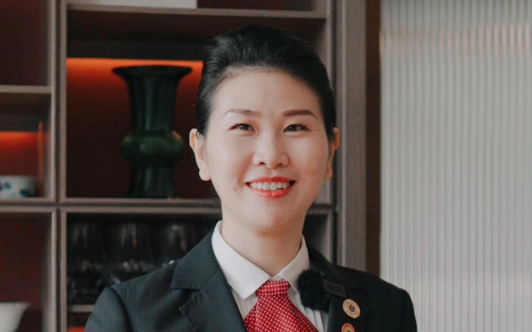 餐厅服务人员,正确示酒的两种方式,你学会了吗?