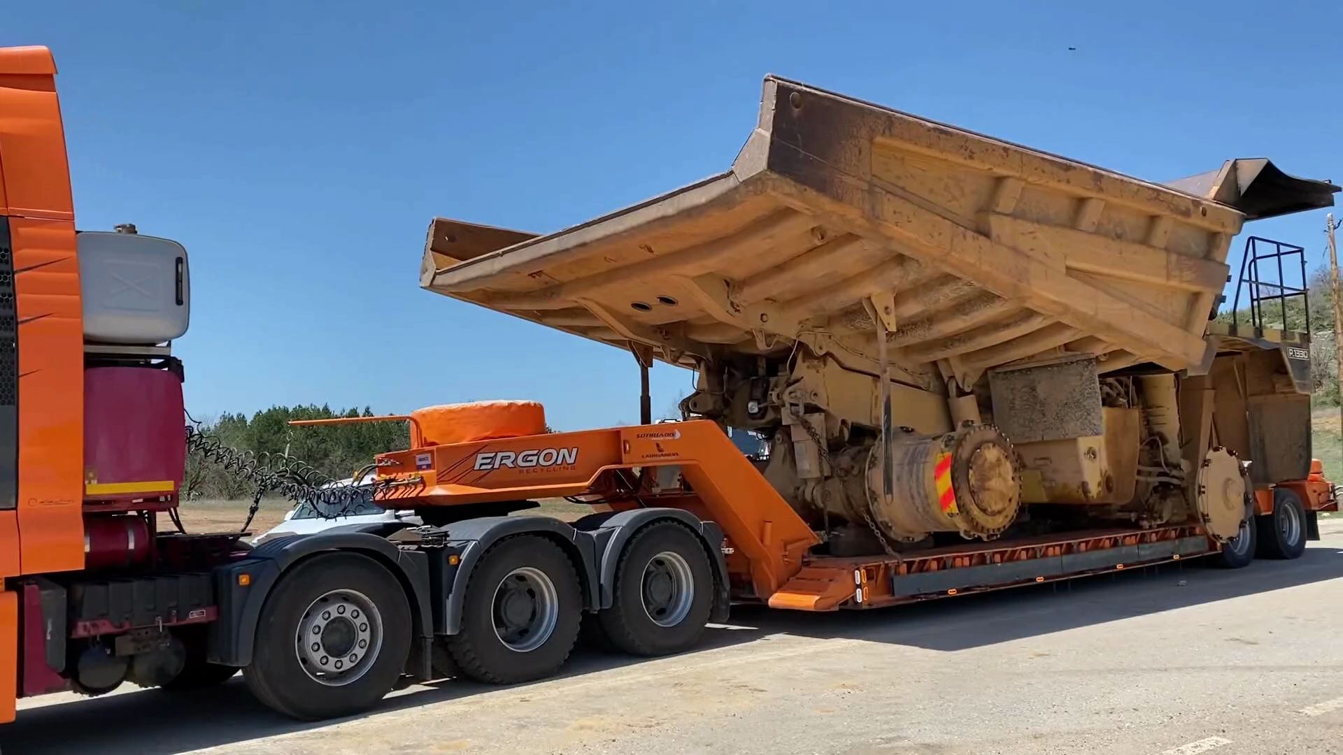 装载和运输 Cat 777D自卸车 - MMC