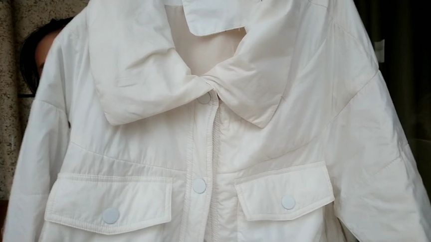 穿过一年后的白色羽绒服发黄在家如何洗白 找出原因轻松还原。