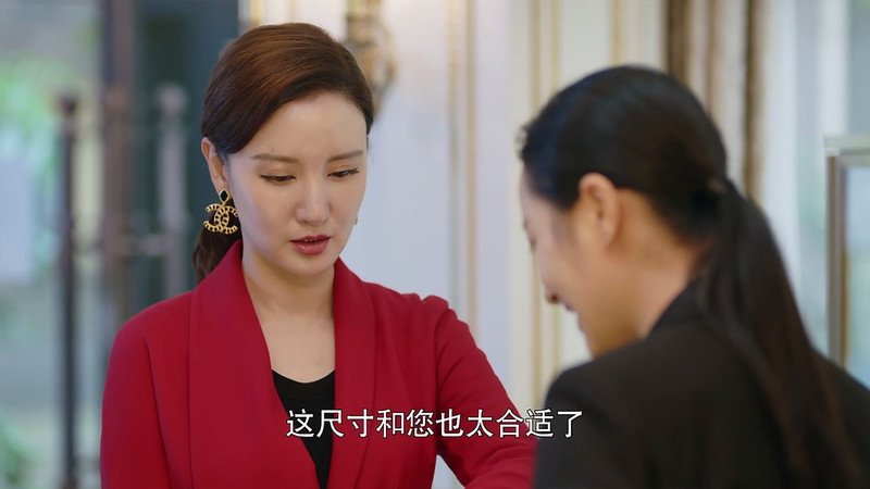 戒指很合适,苏珊不知道,这是之前秦总为她定制单
