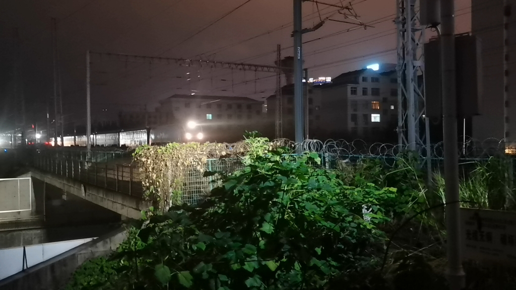 深圳东开往成都东的z332列车出赣州站,采用广铁广州段25T型,DC600V