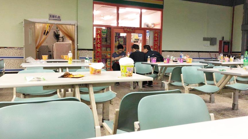 明知道夜班对身体不好,为何中国的工厂还要上夜班?还是12小时制