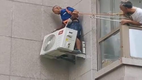 楼房的设计师,也不为空调安装师傅考虑下,他们太不容易了
