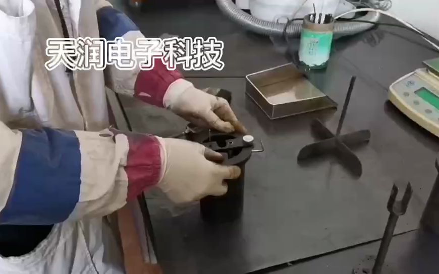 天润科技 136-0392-5078 胶质层测定仪煤杯的装填过程