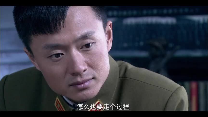 男子开会,对下属下达命令,下属对接到这个任务感到郁闷不已