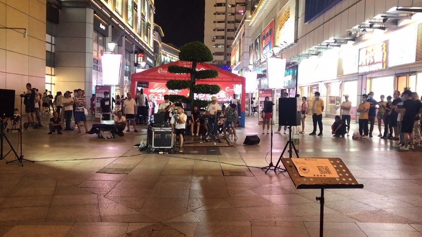 南宁草根歌手卖唱,成小型演唱会,比原唱张学友还好听!