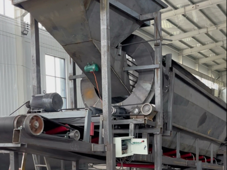 无轴滚筒筛双层设计,圆钢做筒体框架、外裹筛网,高效筛分三种料,配...