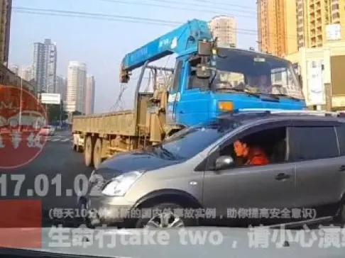 中国交通事故合集20170102:恐怖的车祸瞬间行车记录仪监控拍下现场,...