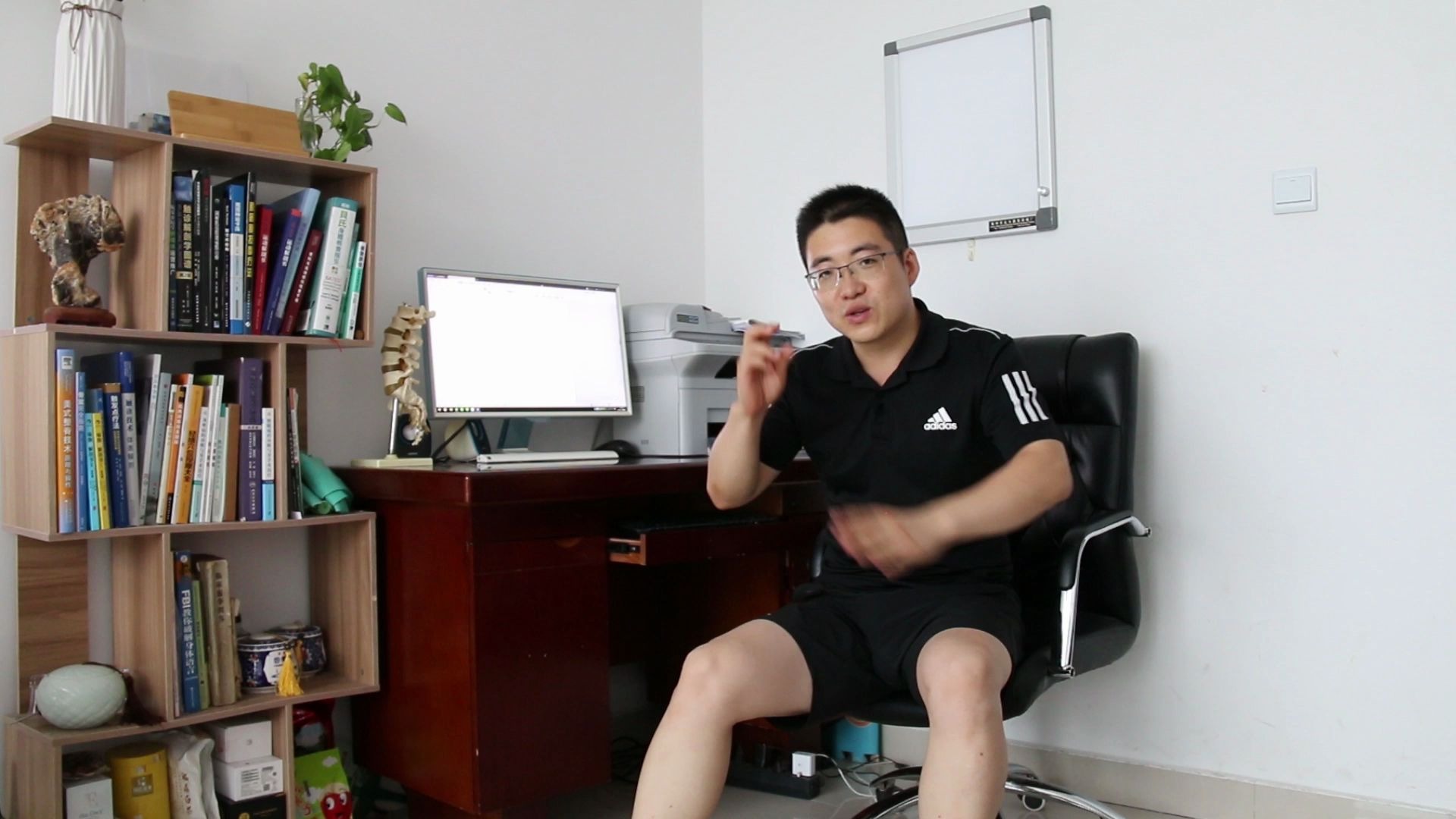 蹲起困难,上下楼膝盖痛,这1个小肌肉的痛点,会使人生活绝望
