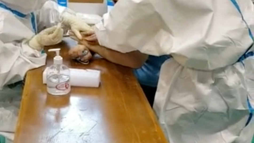 东莞市做核酸检测让医护人员灵魂考验