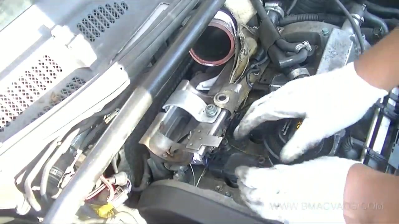 奥迪1.8T更换气门室盖垫