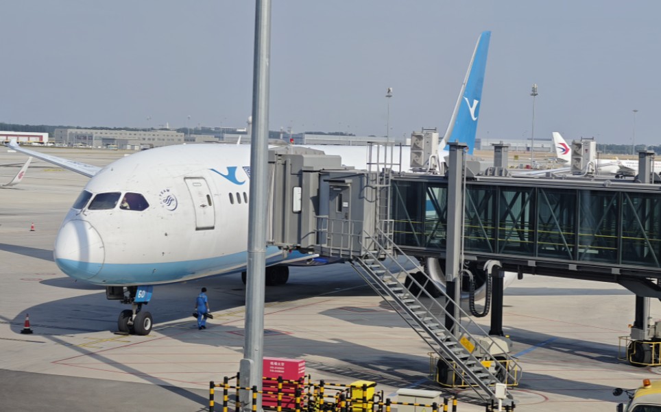 厦门航空MF8555次航班北京大兴国际机场起飞(机型:波音787-8 编号B-...