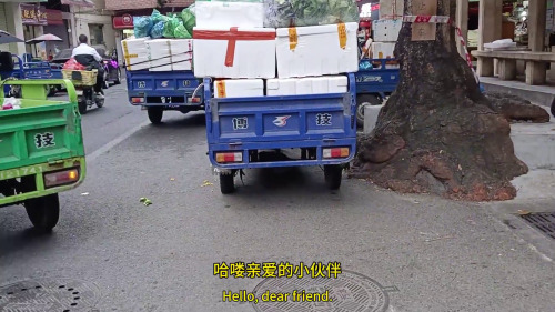 如今的实体店拿什么和电商的比!现在的人就连买菜都网购,真的难