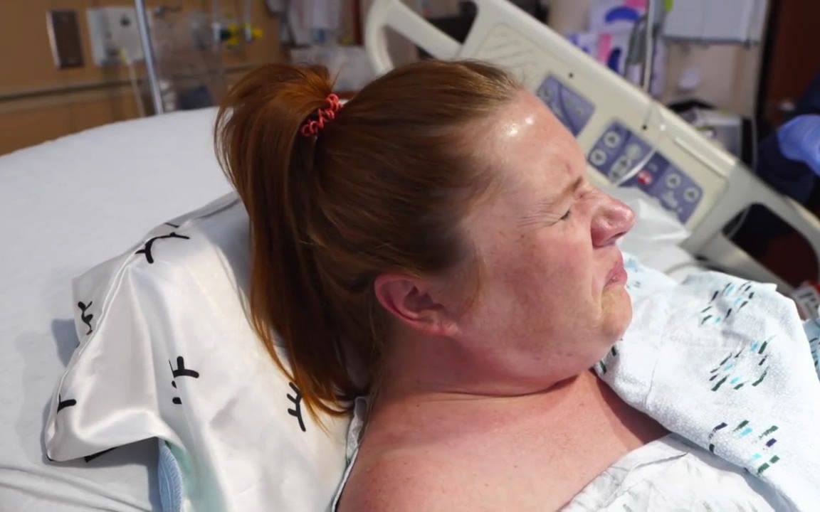 实拍美国孕妇超轻松的分娩过程,感觉她还没怎么用力宝宝就出来了!