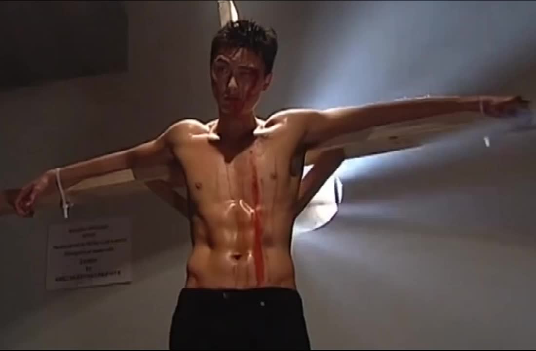 肌肉男被绑起来,痛痛快快折磨到死