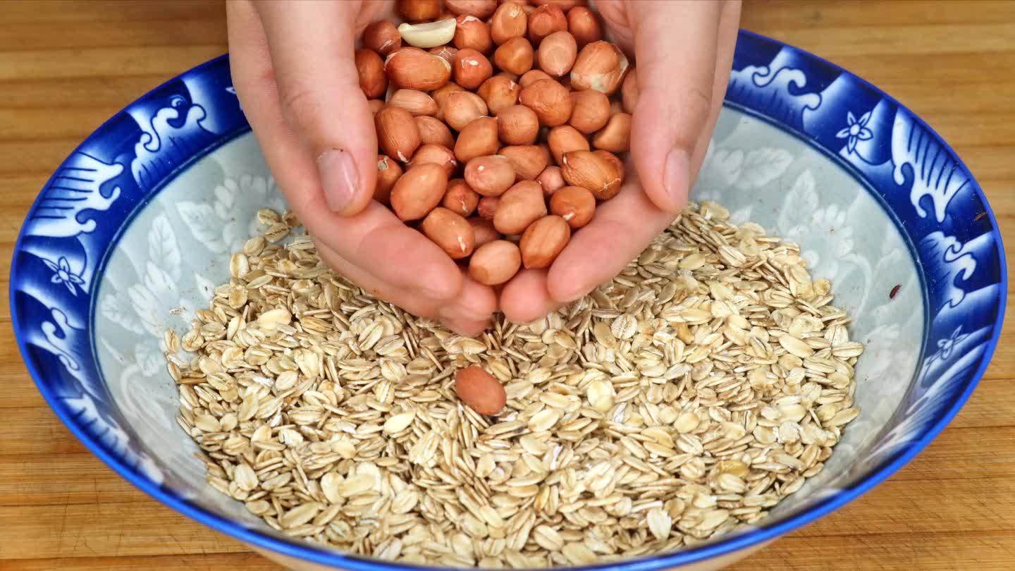 燕麦不要熬粥了,加1把花生米,这样做比肉还香,出锅全家抢着吃