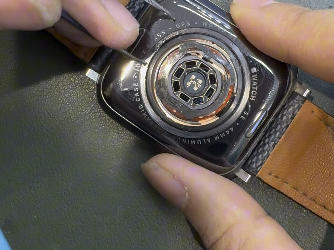 苹果手表后盖玻璃碎了如何维修,修好是否防水?换个后盖玻璃多少钱?