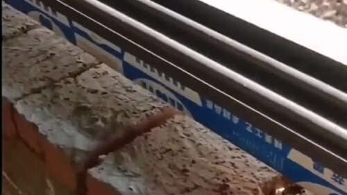 安装铝合金门窗的工人都用过这个工具吧?很方便实用,佩服发明者的智慧