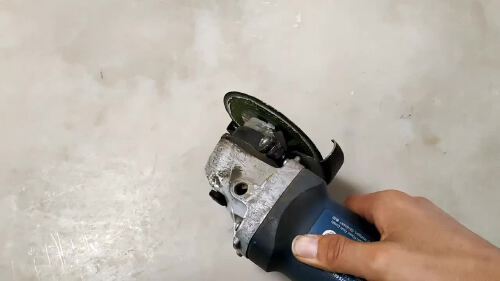 角磨机最危险的2种操作姿势,新手一定要牢记,别把角磨机拿反了