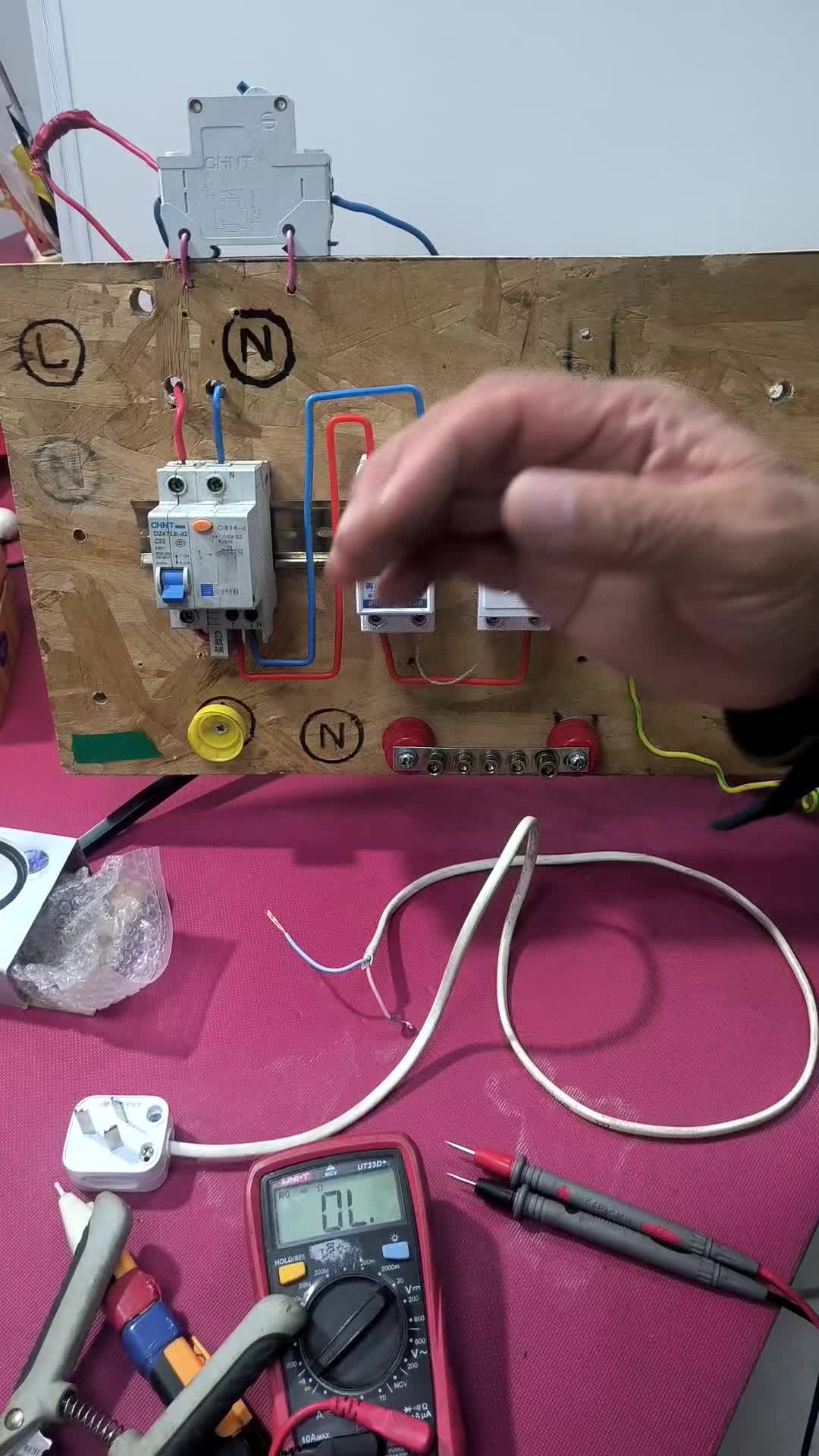 测通断用万用表,测哪儿断用感应笔#电工知识 #技术分享 #电工 #测通...