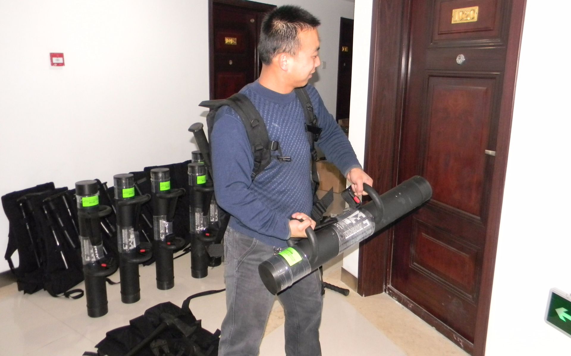 警用破门锤的原理是什么?产生的撞击力是任何锁都承受不住的