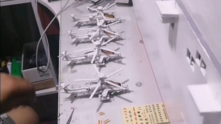 制作两栖攻击舰上的舰载武装直升机模型