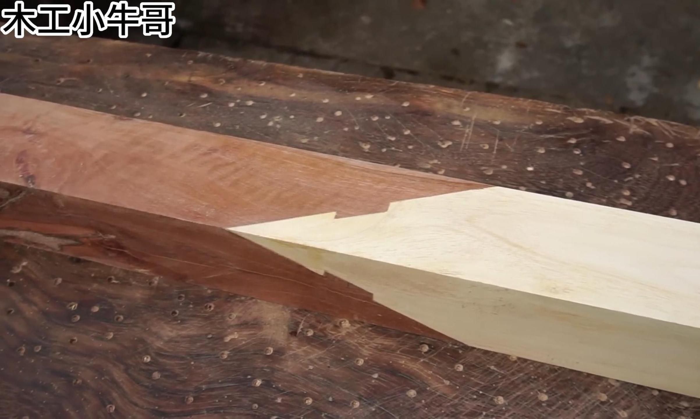 传统老木匠展示特殊的榫卯结构