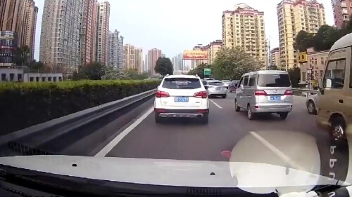 行车记录仪实拍:一点不惯着,遇到暴脾气的大哥,算你倒霉!
